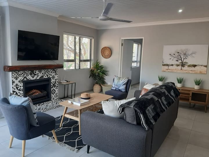 The Bird Hide Luxury Self-catering Chalet 13 - White River