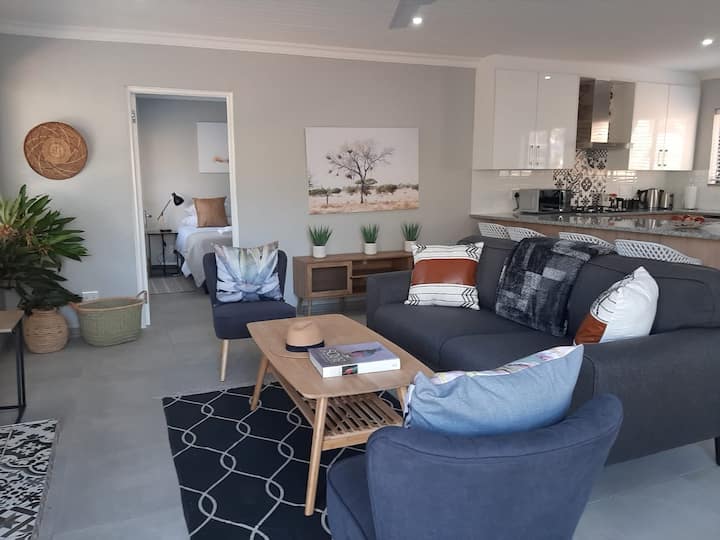 The Bird Hide Luxury Self-catering Chalet 13 - White River