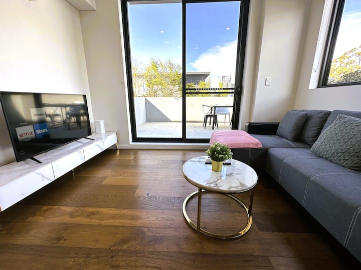 3br Split Level Home Next To Mq Park & Metro - Parramatta