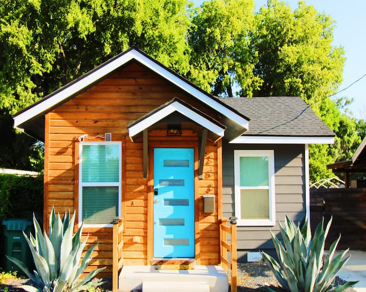 Downtown 2br | Free Parking | Fenced Yard |Firepit - San Antonio, TX