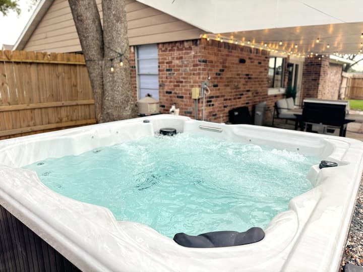 Houston Family Retreat - Hot Tub, Pool & Billiards - Sugar Land, TX