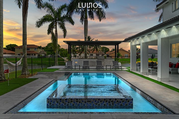 Lakefront Lux Villa W/ Games, Spa, Bbq, Pool & Fun - South Lake, Miami