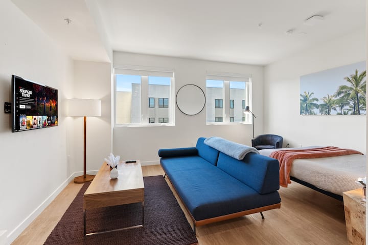 Lovely Studio Oasis | Free Parking ~ Pool - Beverly Hills, CA