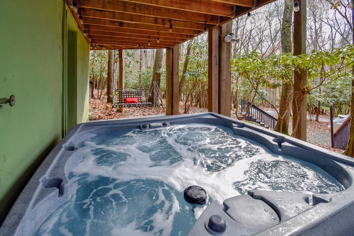 Cozy 4br With Ac, Hot Tub, And Game Room! -