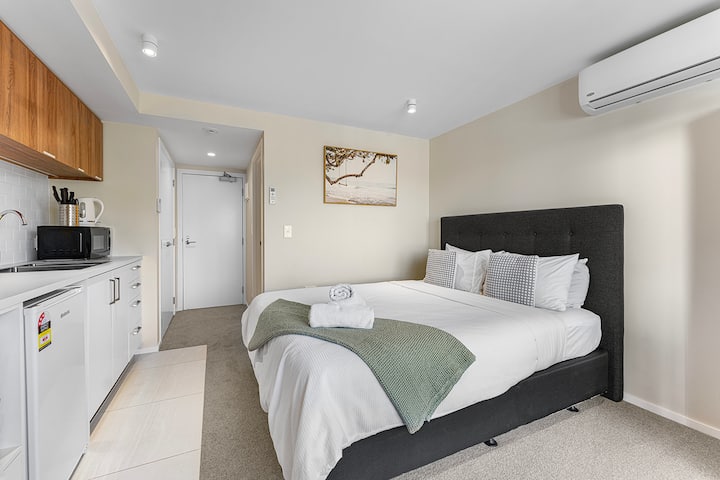 1min Walk To Shops N Cafes • 5mins To Airport - Queenstown