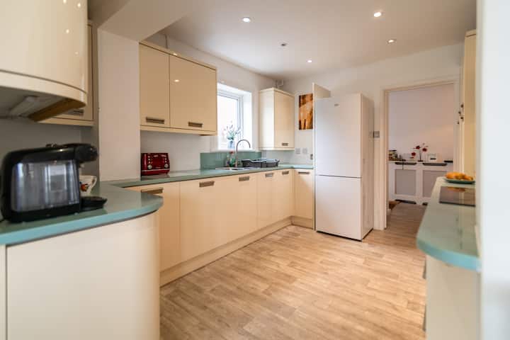 "The Beach Is Just A 10-minute Walk Away" - Dungeness