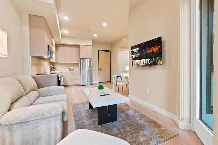 Cozy Weho Sanctuary| Hot Tub ~ Parking ~ Balcony - Leimert Park - Los Angeles