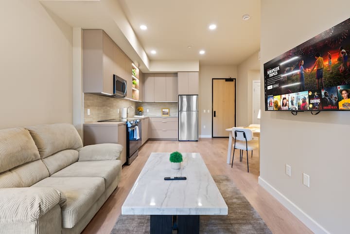 Cozy Weho Sanctuary| Hot Tub ~ Parking ~ Balcony - West Hollywood, CA