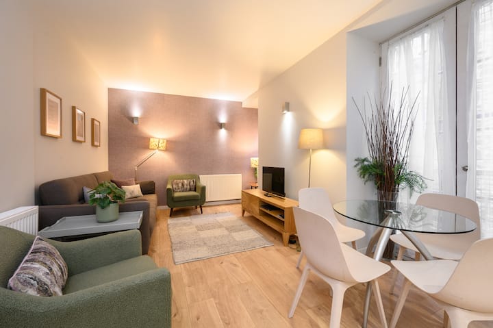 Contemporary Old Town Apartment - Edinburgh