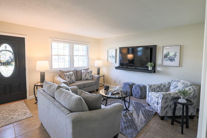 Stylish Cleveland Getaway Near Airport - Berea, OH