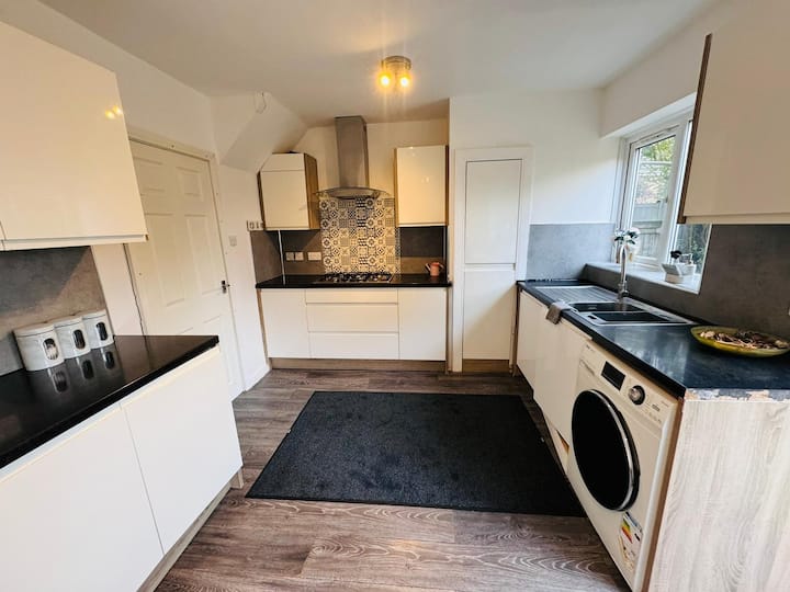 3 Bedroom Modern House Near M1 - Luton