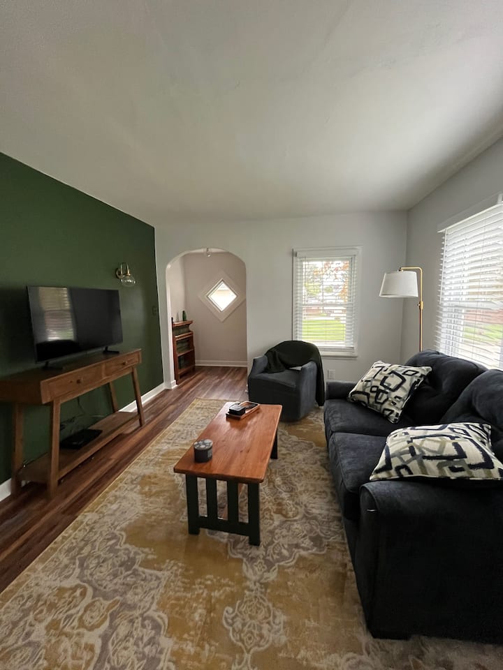Mid-modern Bungalow In Vienna - Marietta, OH