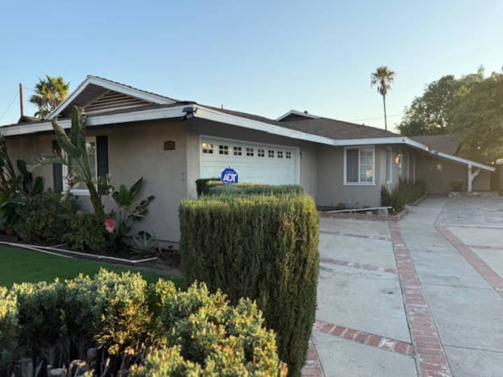 4 Br Charming Retreat Near Burbank Airport - San Fernando, CA