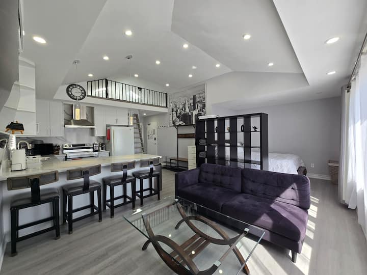 Stylish, Sun-filled Loft On Top Floor + Parking - Toronto