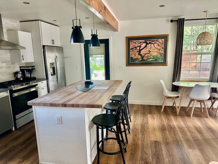 Parkway Grove Spa Shower & Chef’s Kitchen +Hot Tub - California