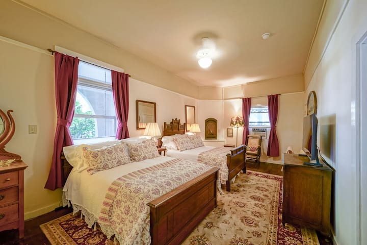 Garden Gulch | Clawfoot Tub | Double Beds - Weaverville, CA