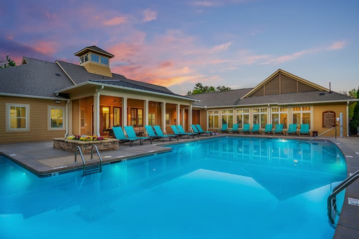 Apt W Gym, King Bed That Sleeps 10 | Pool Is Open! - Charlotte, NC