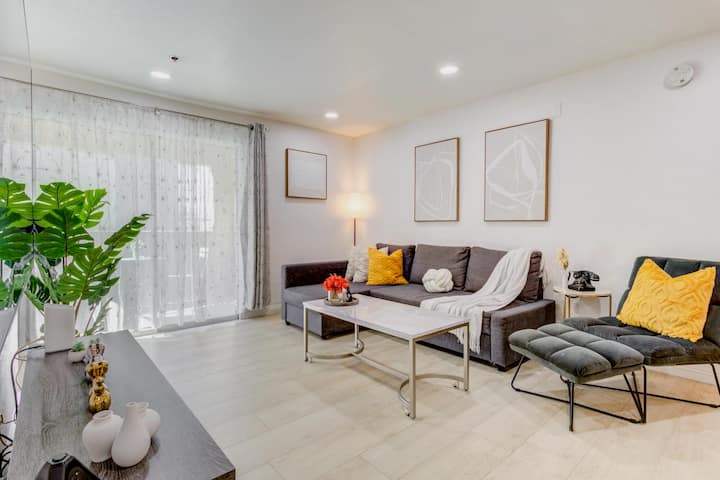 *New* 2br/2ba Condo By Strip Free Pool/parking/gym - Las Vegas, NV