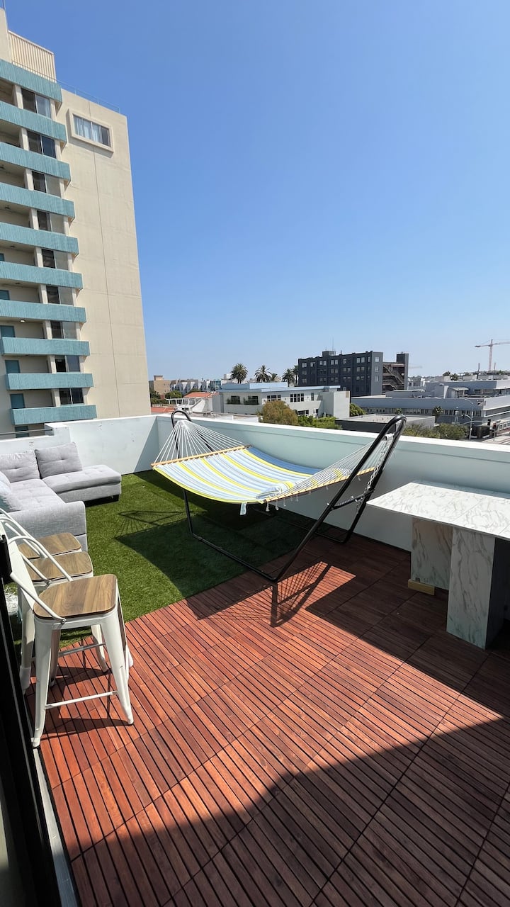 Spacious Terrace Near The Beach - Santa Monica, CA