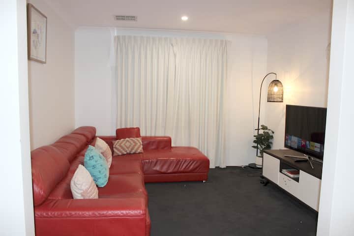 The Serene Oasis Of Hilbert-spacious 4bedroom Home - Hilbert