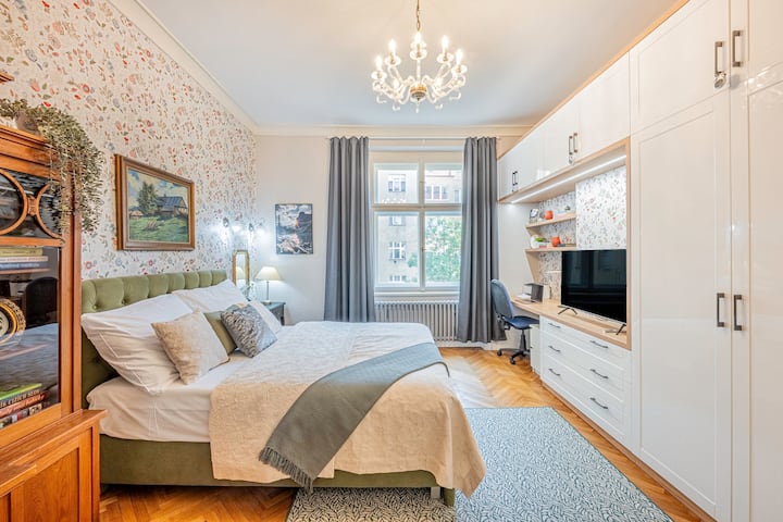 2bdr Apt. W/ 2 Balconies • Workspace • Netflix - Prague