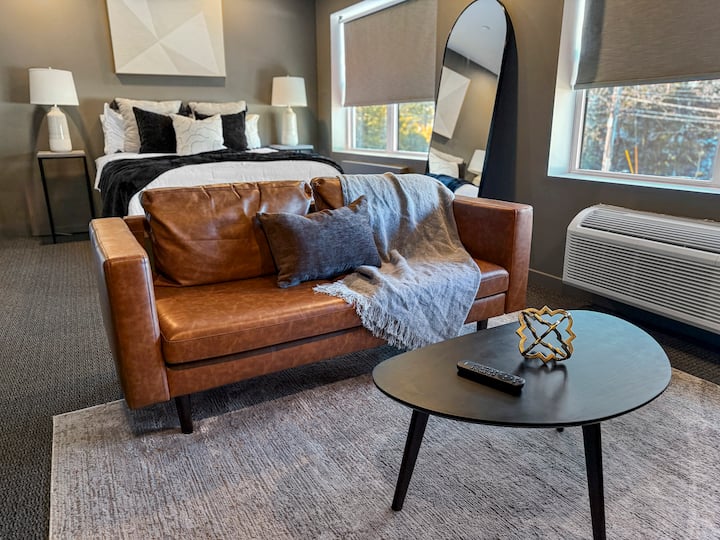 *New Superior Queen Suite|salem+peabody|parking - Lynn