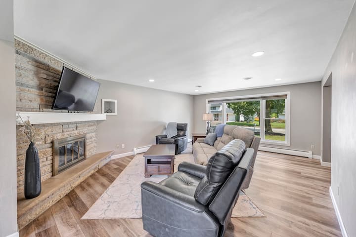 Duchateau House, 0.25 Miles From Lambeau! - Hobart, WI