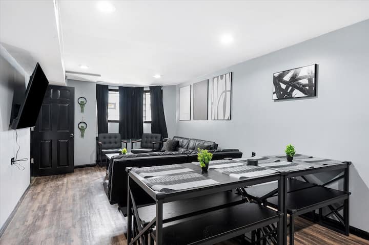 Spacious Fun Group Getaway | 3 Kings| Near Dt - Chicago, IL