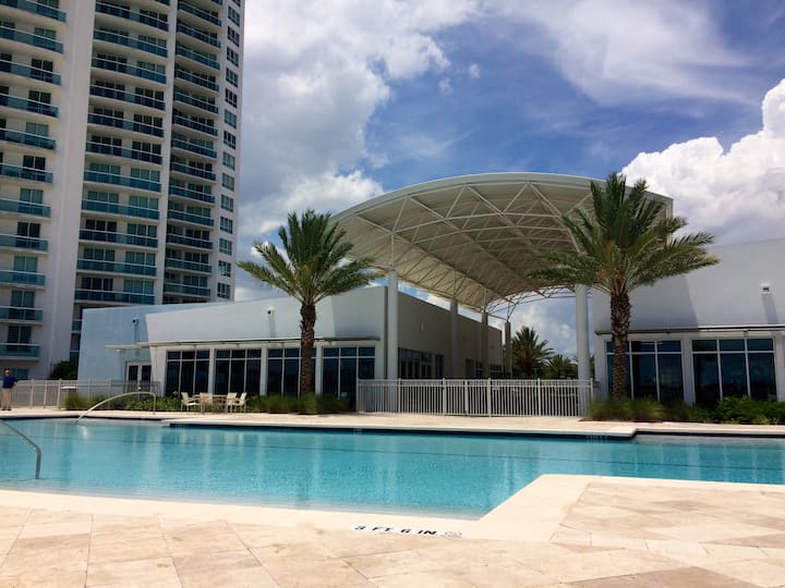 Waterfront With Fantastic Views & Amazing Artworks - Daytona Beach, FL