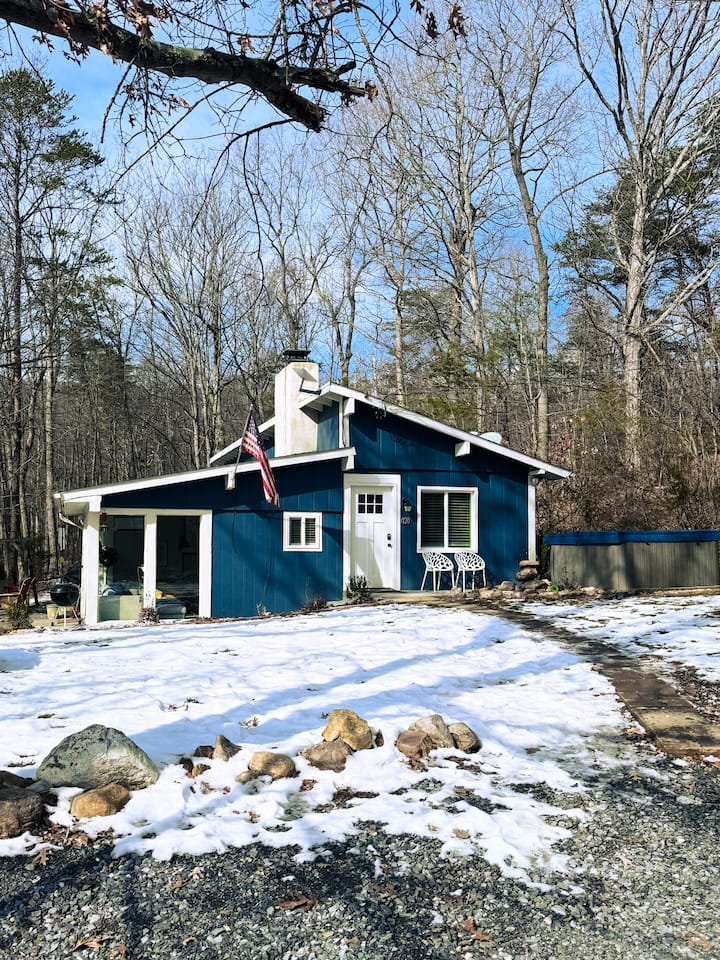 Bluebird Cabin: Nature Getaway+ Fireplace + Hottub - Luray, VA