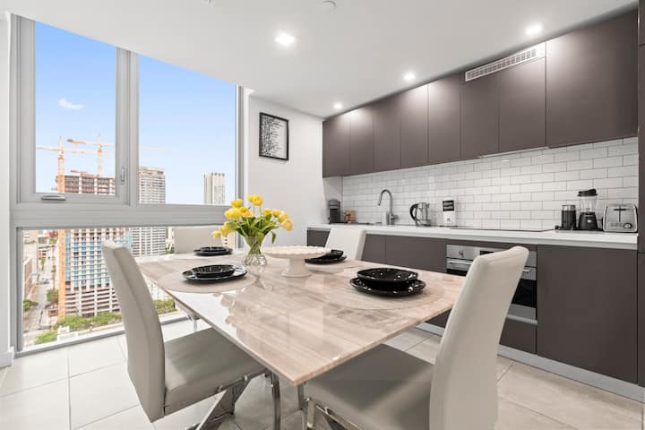 Skyline View W/ Pool & Gym | 23rd Floor Condo Dwtn - Miami, FL