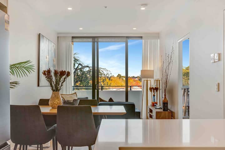 Griffith Escape -Modern 2br W/ Sunset Balcony - 