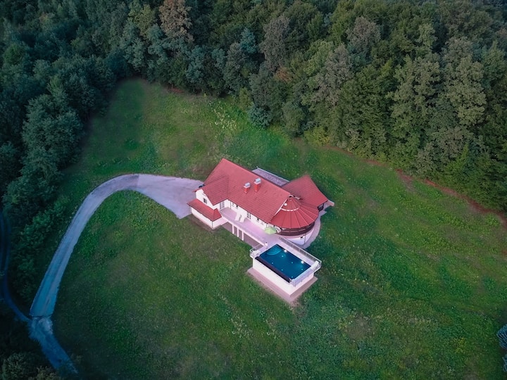 Villa Mit Infinity-pool & Sauna - Kosovo