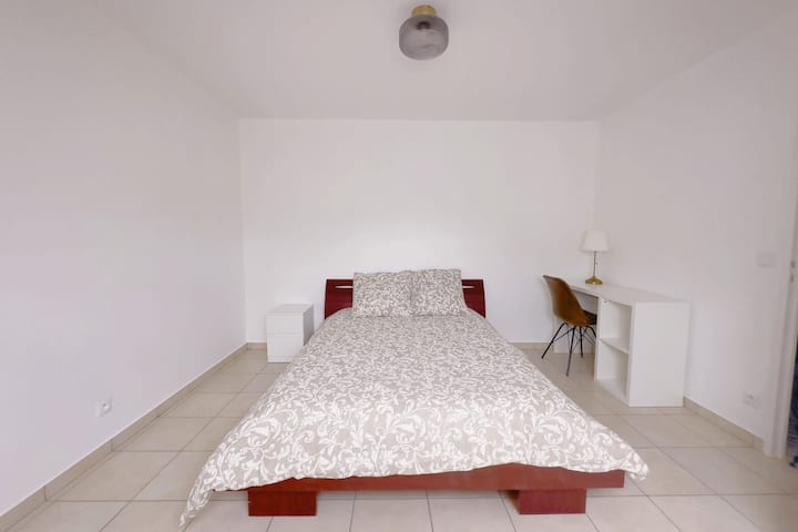 Warm Comfortable Room - Montreuil, France
