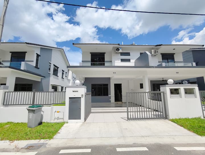 Taman Lagenda Kulai 5br 18pax Near Toll Jpoairport - Kulai