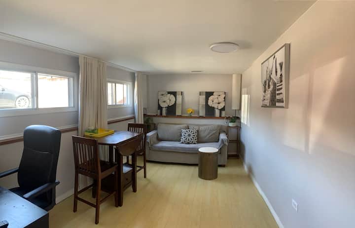 Private Spacious 1 Bedroom Suite - Burnaby