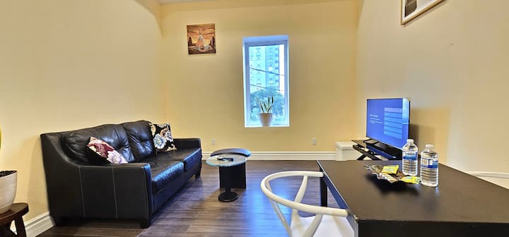 Damot- King Bed, Perfect Location, Large 2br+2bath - Windsor, ON, Canada