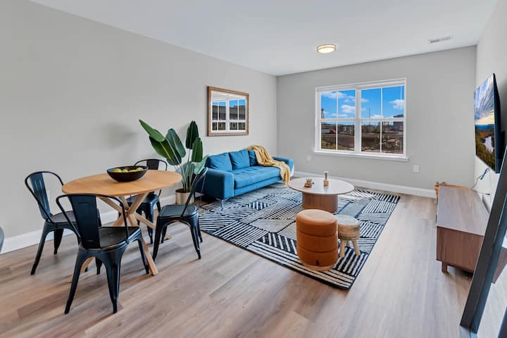 Airy 2br W/ Free Parking L 5 Min To Prudential - East Rutherford, NJ