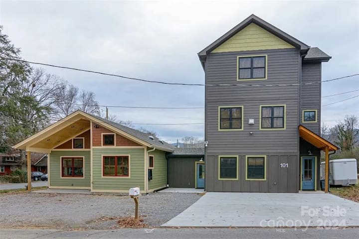 Cool In Town Retreat! 2 Hot Tubs. Sleeps 8+ 2 Air - Black Mountain, NC