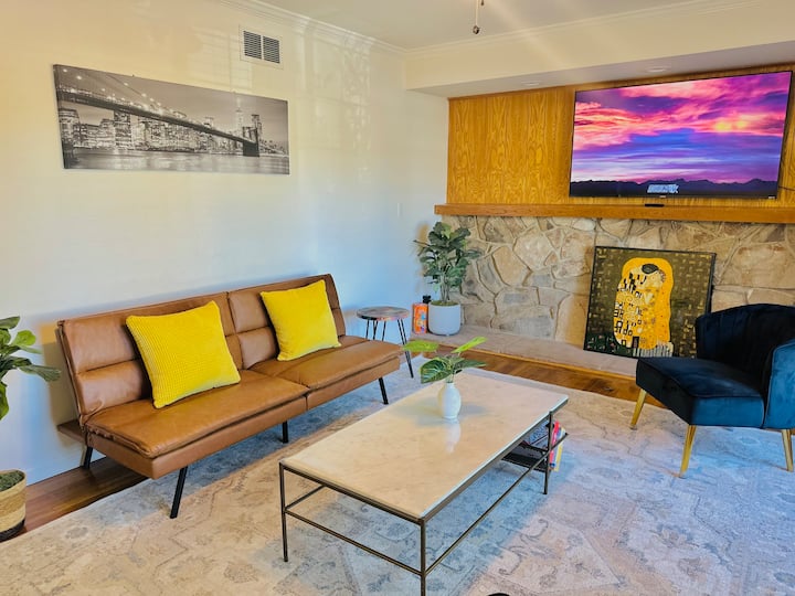 Spacious Vacation Home In La For Large Groups. - Los Angeles, CA