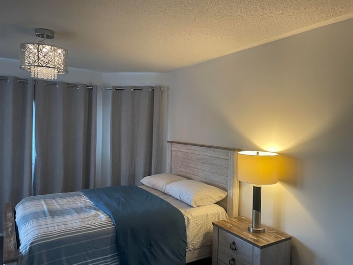 Spacious Bedroom With Private Bathroom - Mississauga