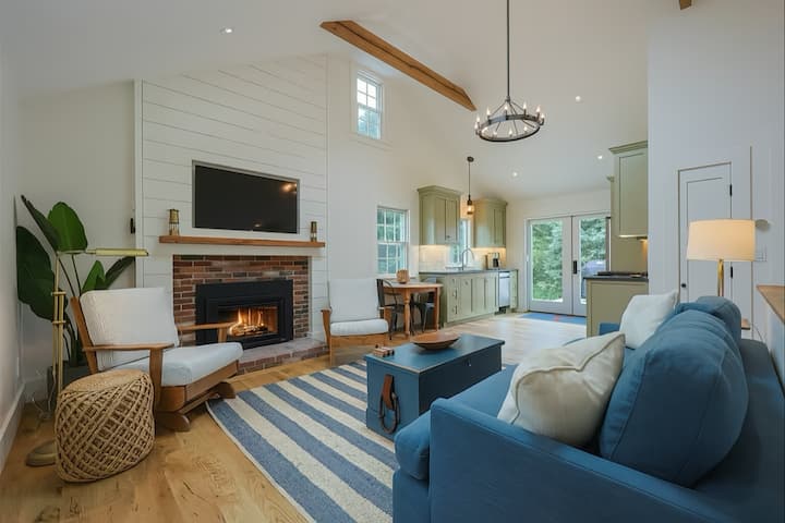 Steps To Rock Harbor, Cozy Fully Renovated Cottage - Skaket Beach, MA