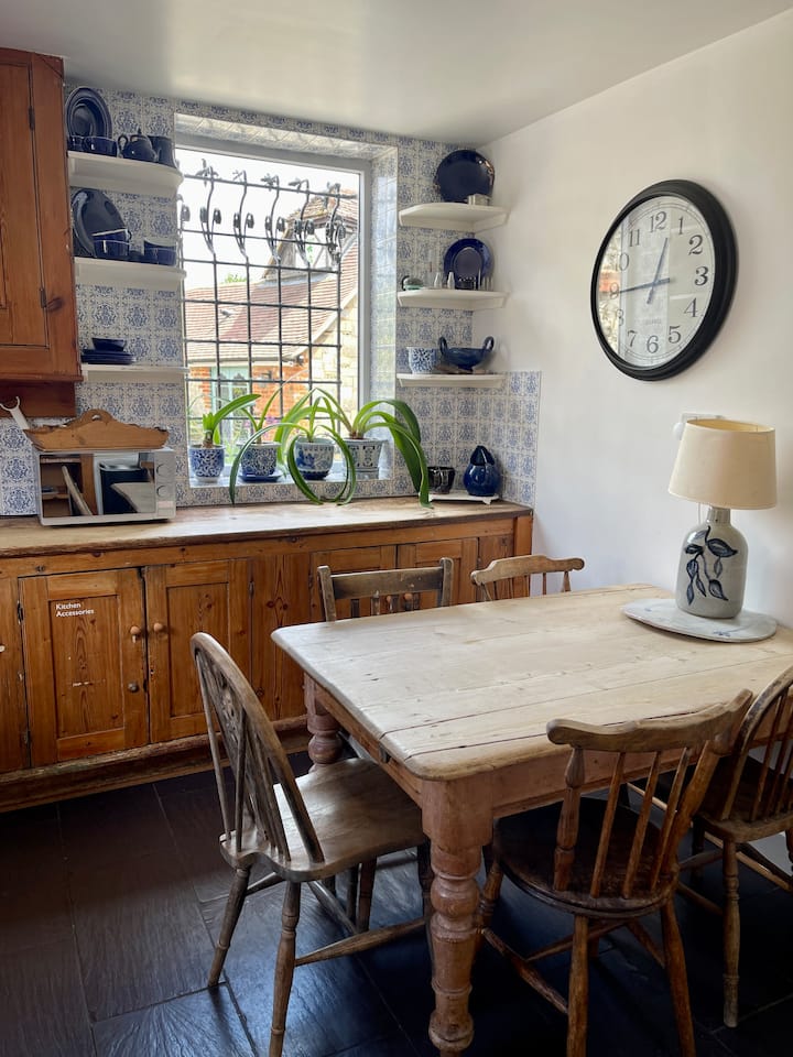 Room 1: A Beautiful Spacious Room In Runfold House - Farnham