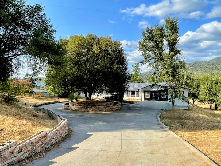 A Place To Relax Near Yosemite | Ev, Games, Views - Oakhurst, CA