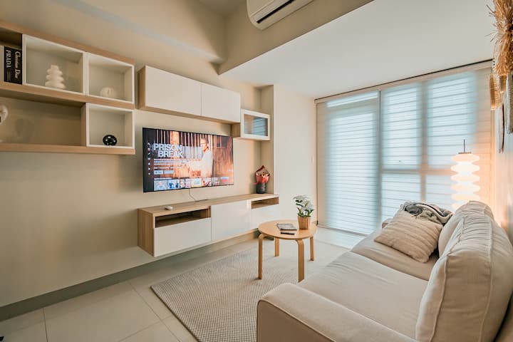 Skyline Serenity 2br Suite W/ Balcony @ Uptown Bgc - Taguig