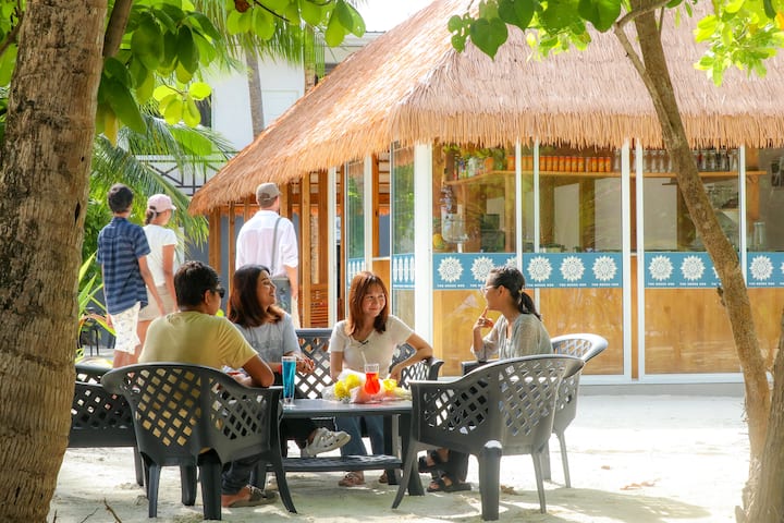 Maldives Surfing Island: Thulusdhoo Guesthouse - Maldive