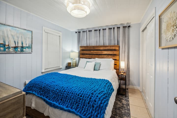 Coastal Cottage Near Siesta Key Beach - Siesta Key, FL