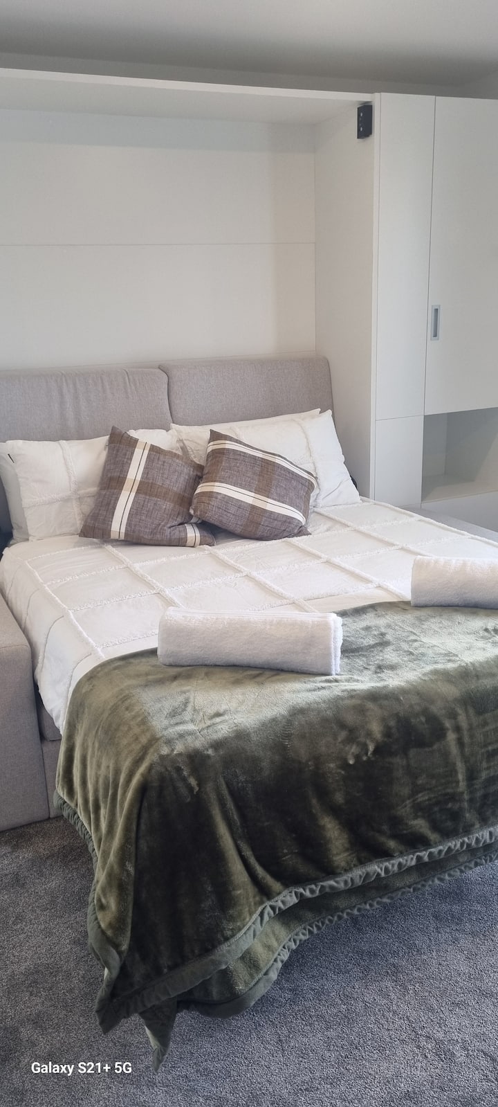Cbd Quiet Upstairs Studio Apartment - Christchurch