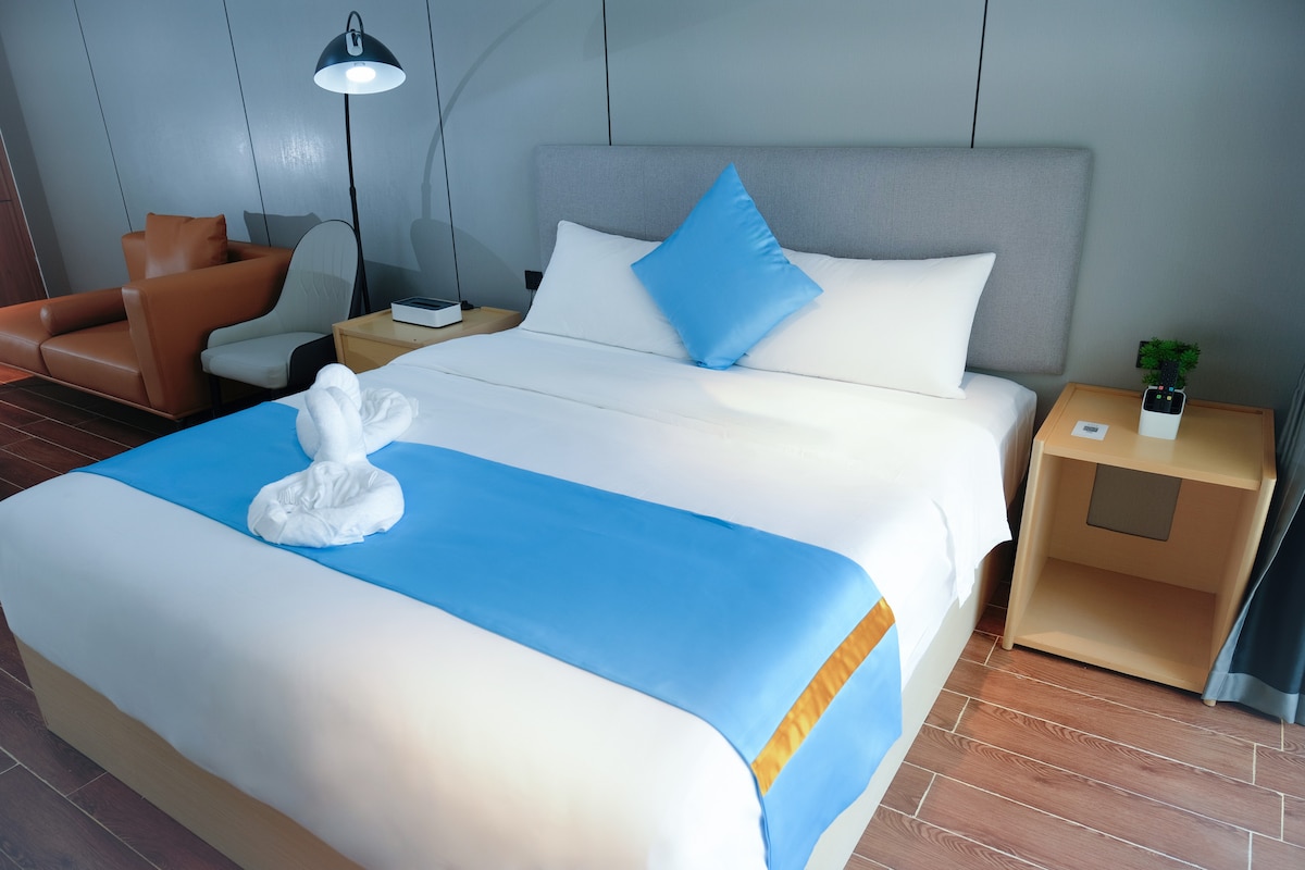 Golden Seagulls Hotel 大床房 ( Deluxe King Bed) - Hotels for Rent in ...