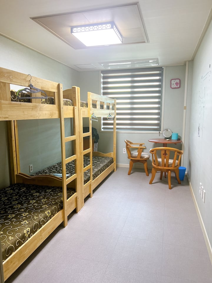 여성  4인실 도미토리 객실 내 침대 1인 입니다. - Mokpo-si